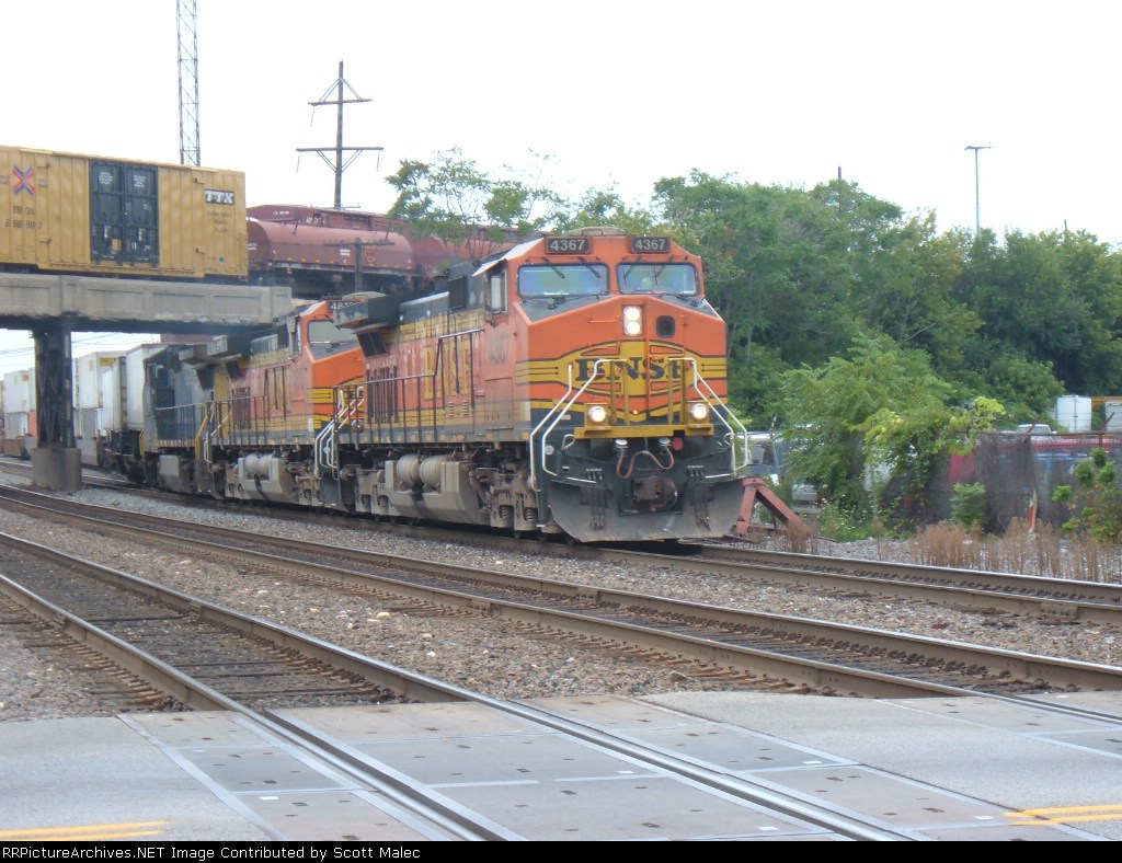 BNSF 4367, 4813 & CSX 7889